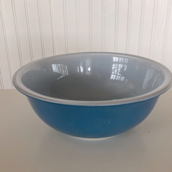 Pyrex | Kitchen | Vintage Pyrex Blue Mixing Bowl With Clear Bottom 2 2 ...